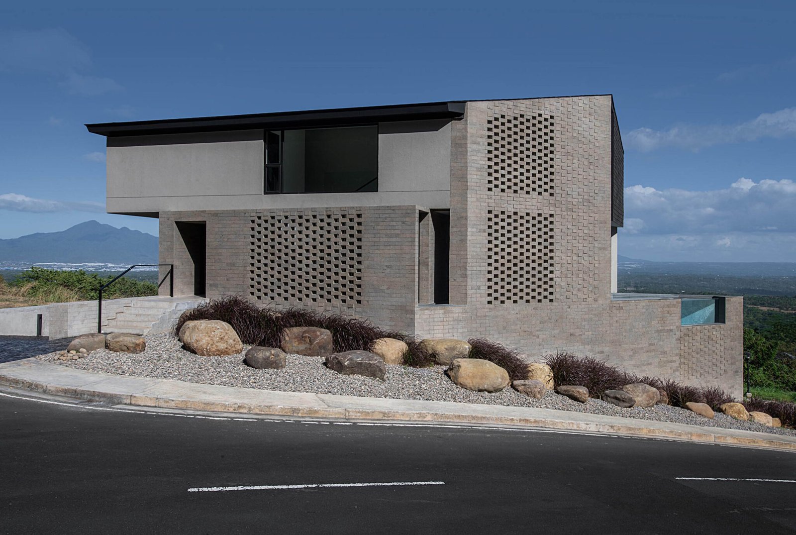 New Classic: J House by Studiokama - Kanto - Creative Corners