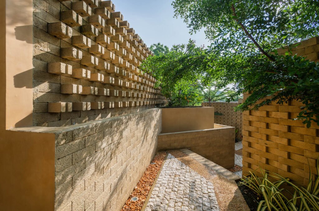 The Pause that Speaks: Quarry House by SLIC Architecture - Kanto ...