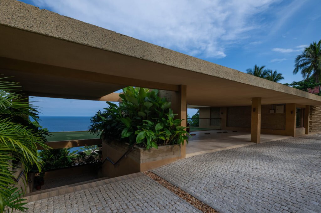 The Pause that Speaks: Quarry House by SLIC Architecture - Kanto ...